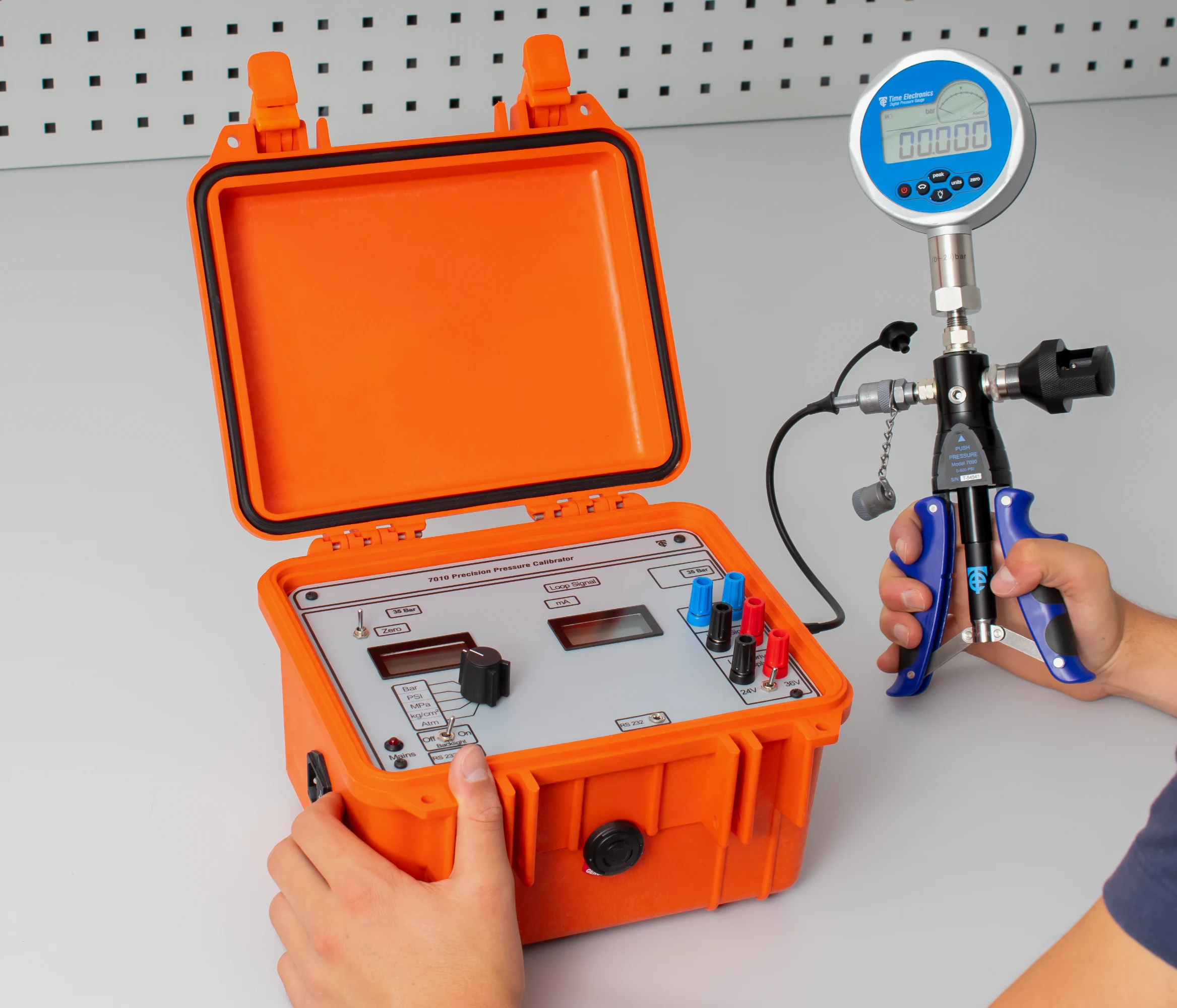 7010 Portable Pressure Calibrator | Time Electronics