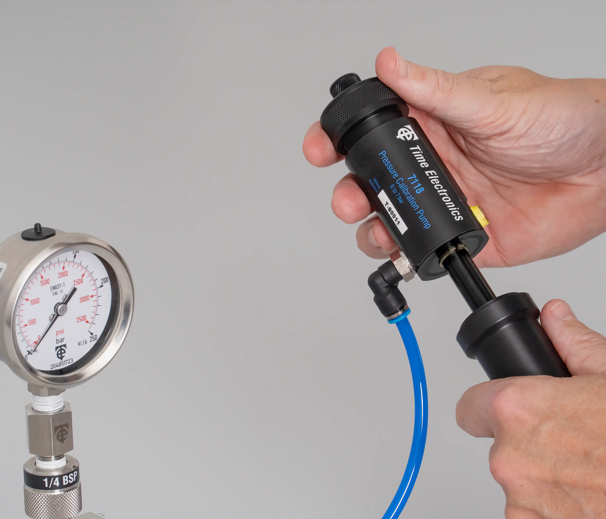 7117 and 7118 Portable Pneumatic Pressure Pumps | Time Electronics