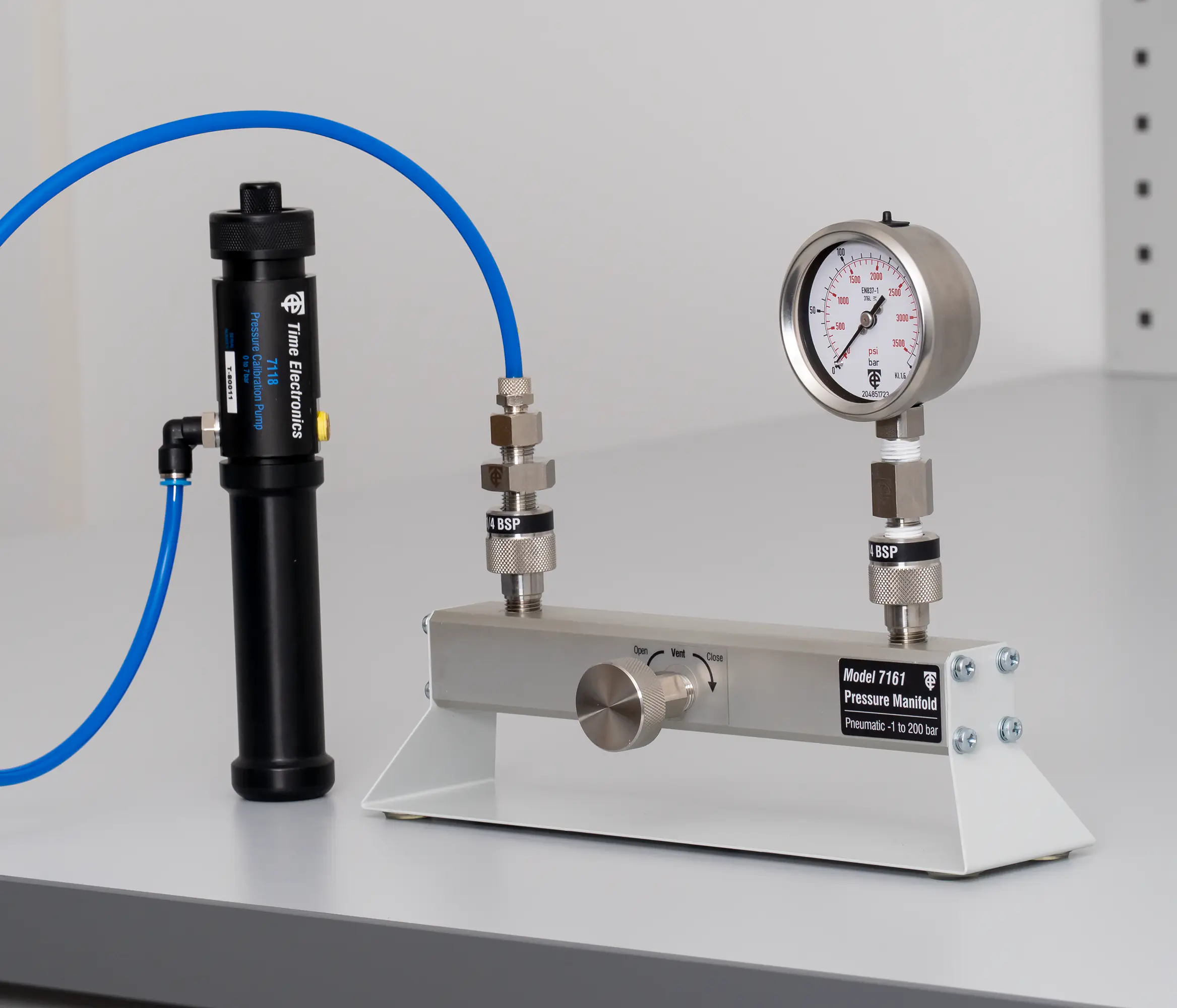 7117 and 7118 Portable Pneumatic Pressure Pumps | Time Electronics